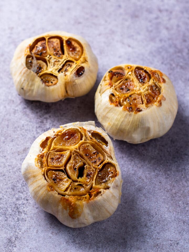 Epic Roasted Garlic Pizza (garlic parmesan white sauce!)